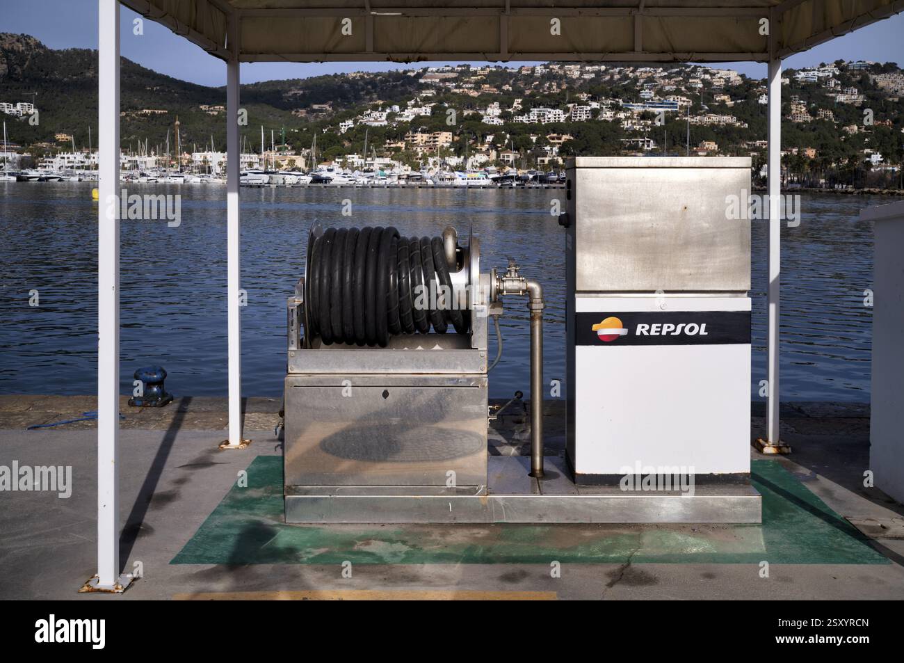 Ship refuelling station hi-res stock photography and images - Alamy