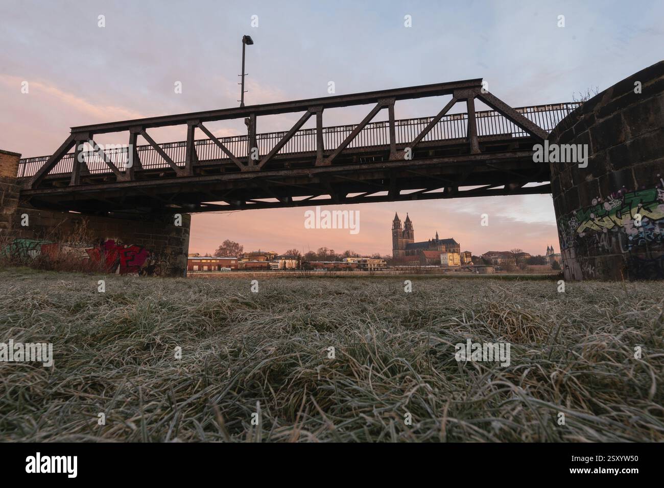 Bridges and cities with dusk and sun art hi-res stock photography and ...