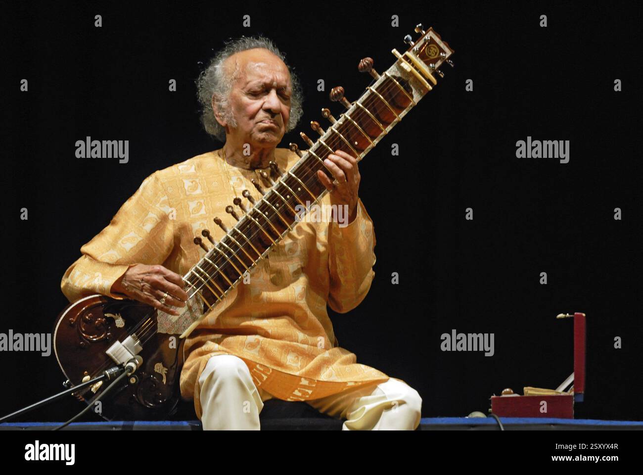 Pandit ravi shankar indian classical music maestro, Bombay, Mumbai, Maharashtra, India NOMR ...