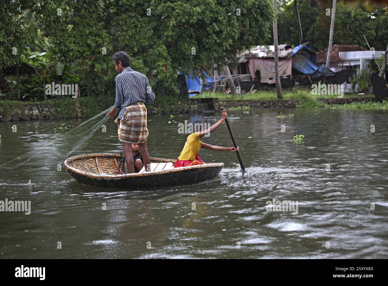 Family fishing in circular boat in Punnamada Lake at Alleppey Kerala ...