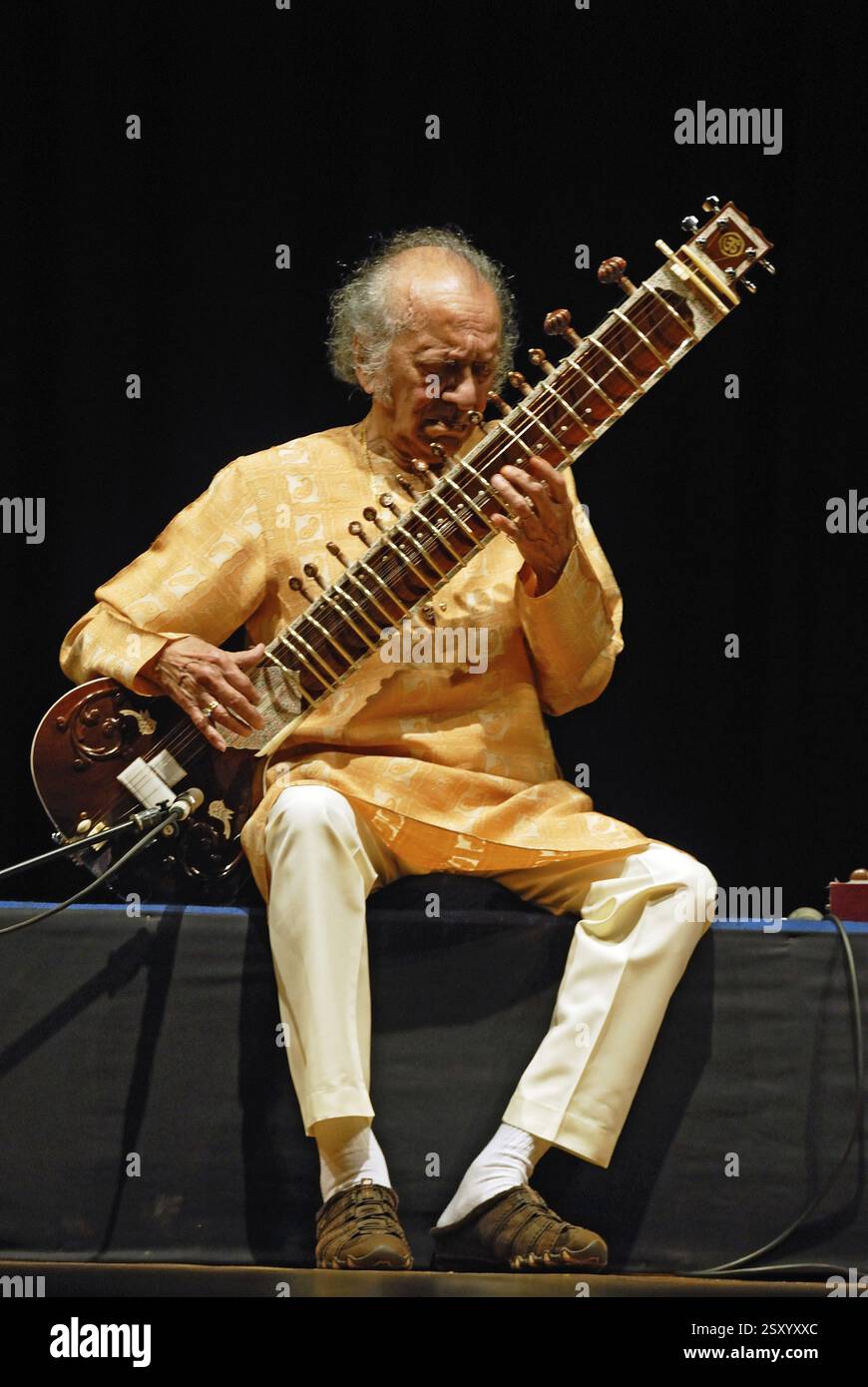 Pandit ravi shankar indian classical music maestro, Bombay, Mumbai, Maharashtra, India NOMR ...