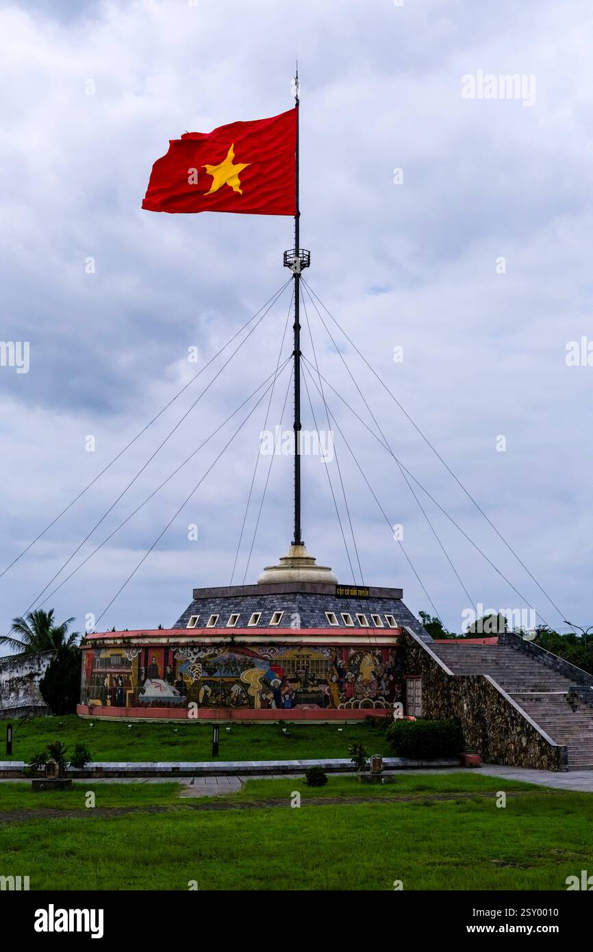 The northern memorial at the Hien Luong Bridge, Cáºßu Hián LÆÆng, the ...