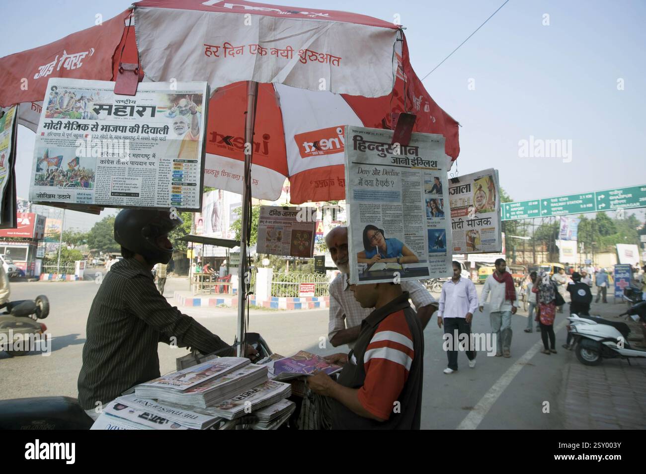 Newspaper vendor lahurabir chowk, varanasi, uttar pradesh, india, asia ...