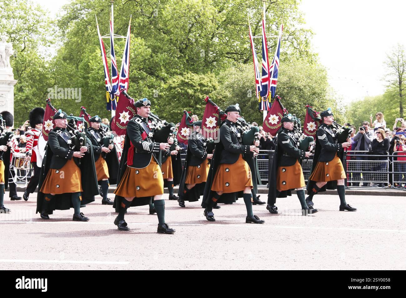 Bagpipe parade at buckingham palace, london, united kingdom Stock Photo ...