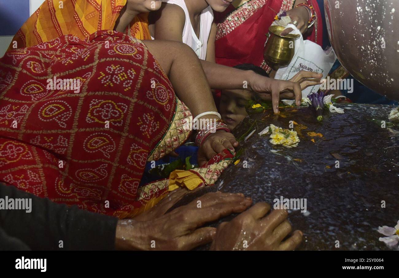 Guwahati, Guwahati, India. 26th Feb, 2025. Devotees offer prayer to ...