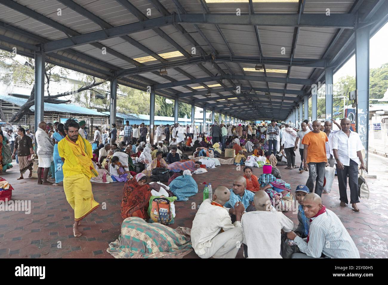 Devotees relaxing venkateswara balaji temple, tirupati, andhra pradesh ...