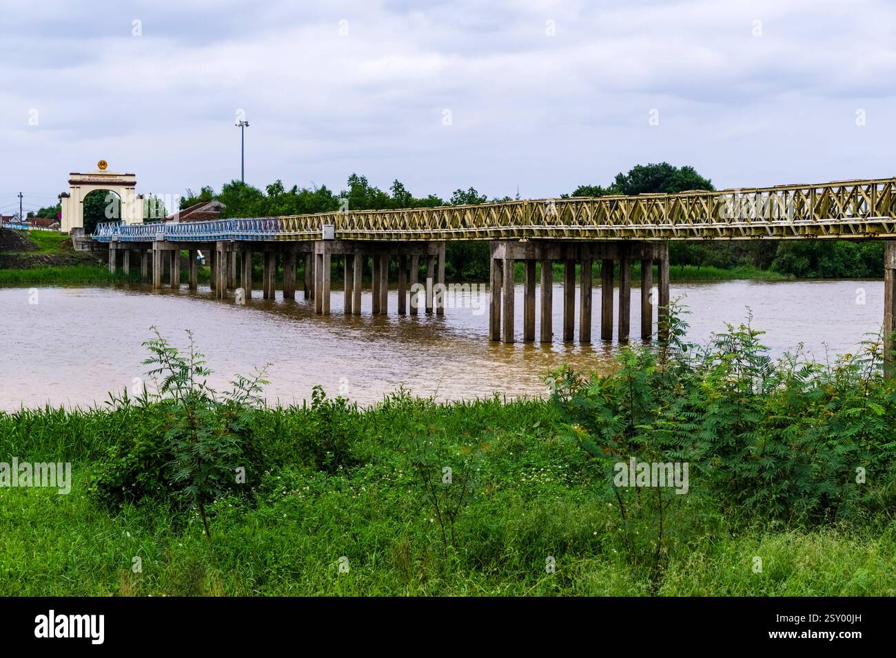 The old Hien Luong Bridge, Cáºßu Hián LÆÆng, seen from the south in ...