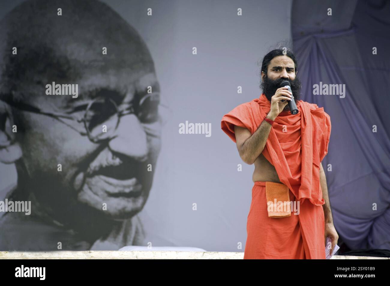 Anna Hazare Supporters Swami Ramdev Baba at ramlila maidan new delhi ...