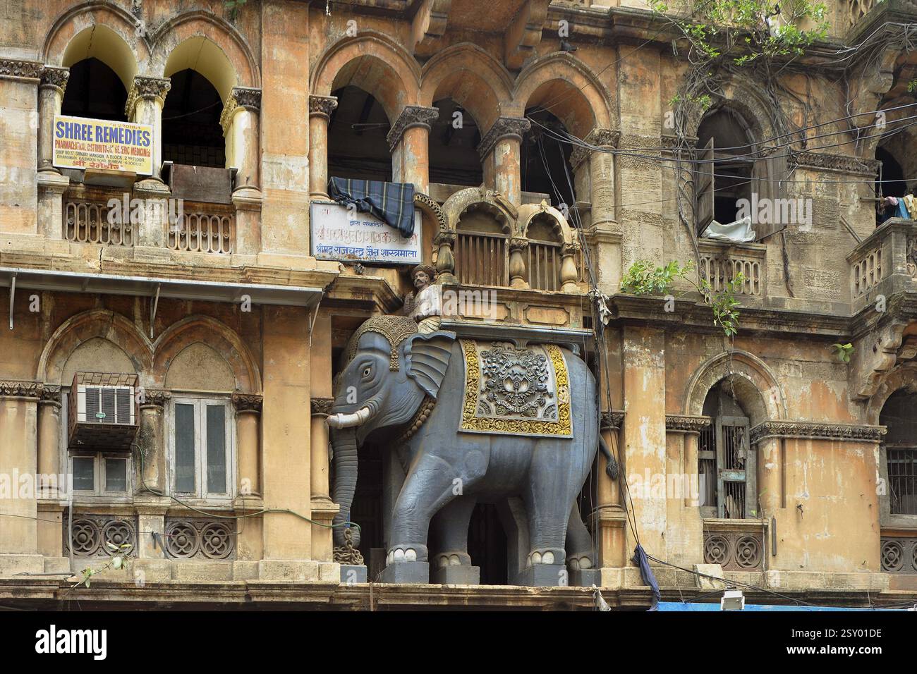 Old building kalbadevi road hi-res stock photography and images - Alamy