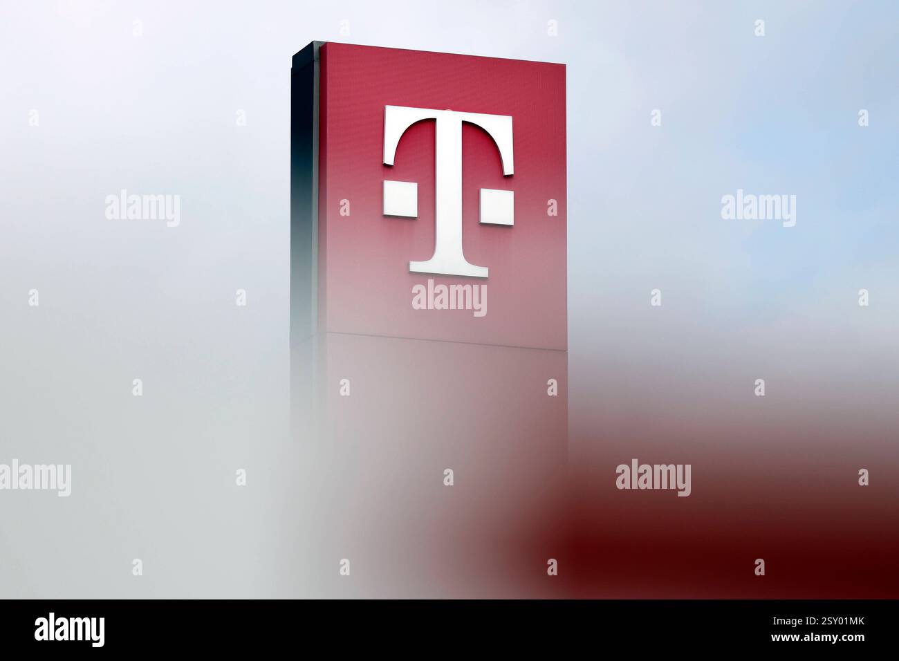 Das Telekom-Logo vor der Deutschen Telekom AG bei der ...