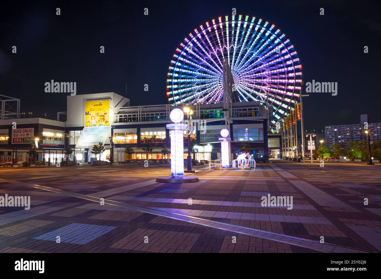 View of the illuminated Tempozan Ferris Wheel, located in Osaka, Japan ...