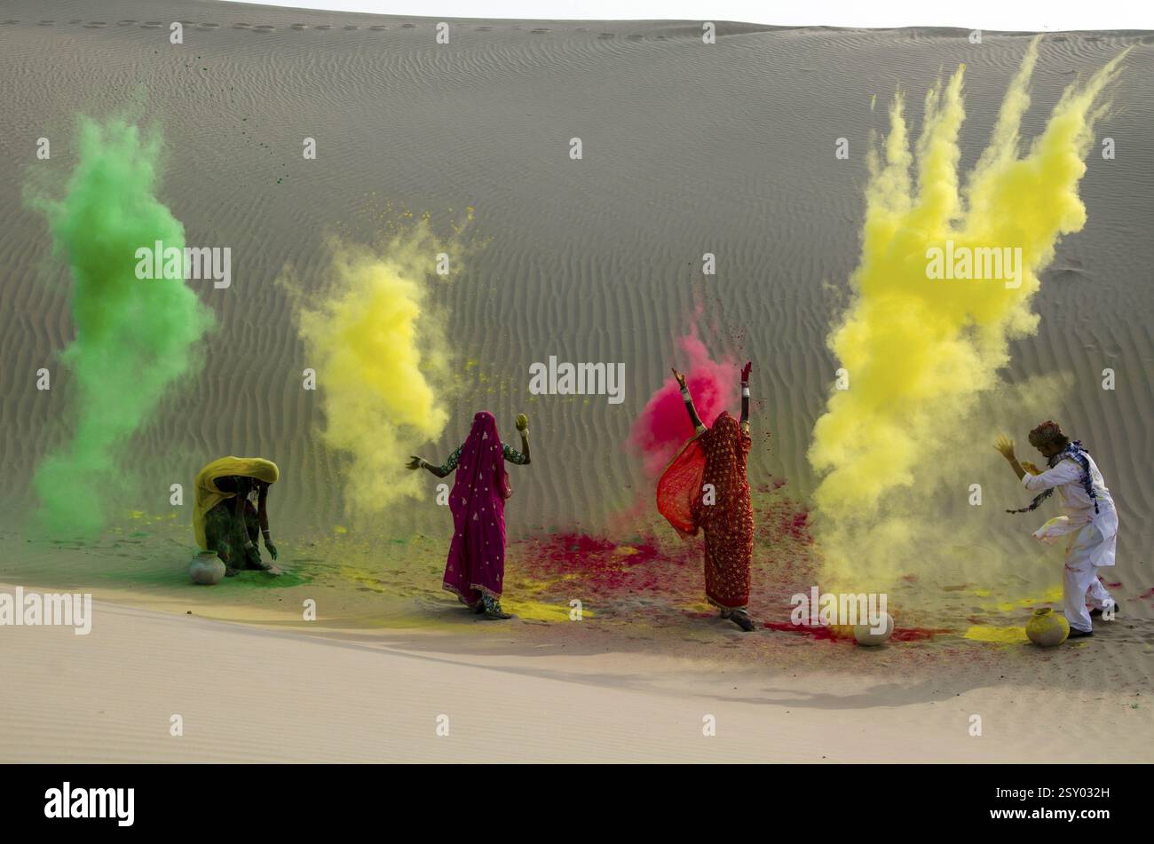 Men and women throwing dry colour in holi festival, jaisalmer ...