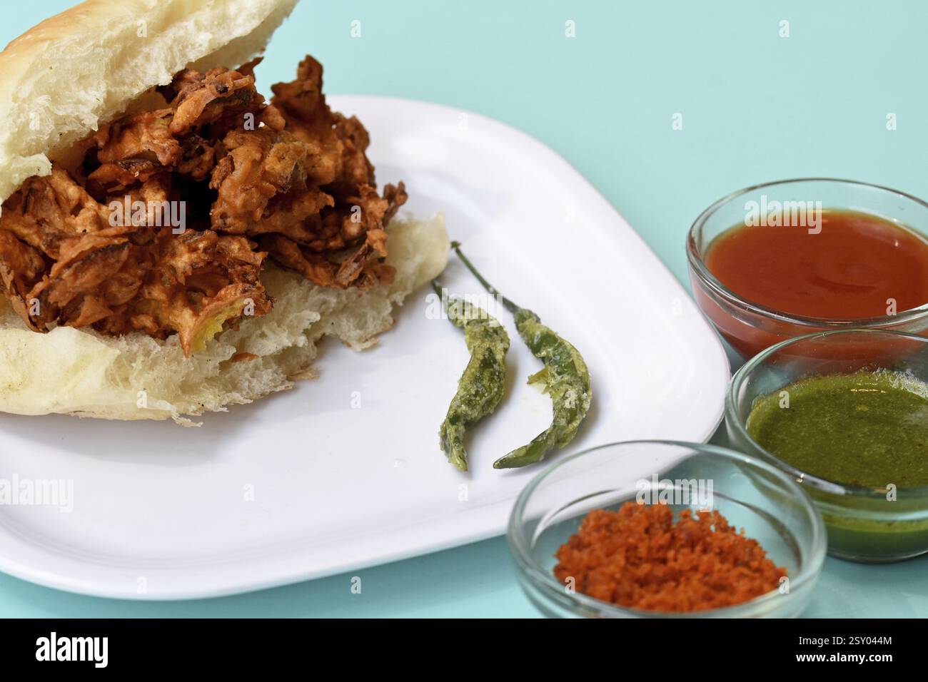 Crispy Kanda bhaji, Pyaj Pakode, fried onion pakoda, onion bhaji with ...