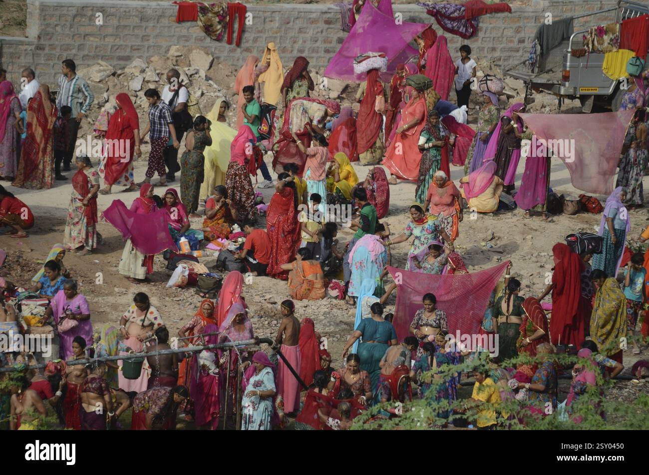 Women taking holy bath in pond, jodhpur, rajasthan, india, asia Stock ...
