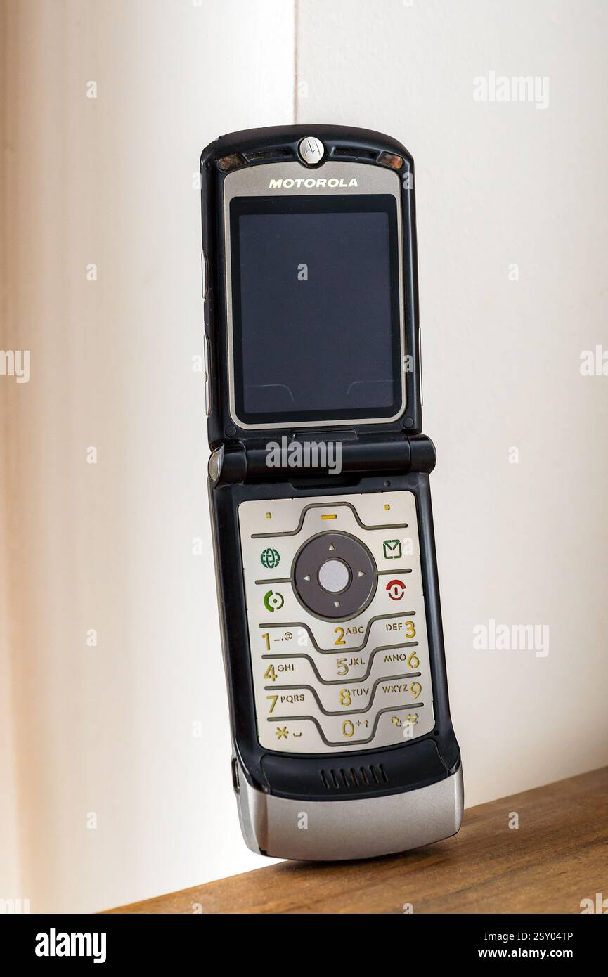 Old motorola phone hi-res stock photography and images - Alamy