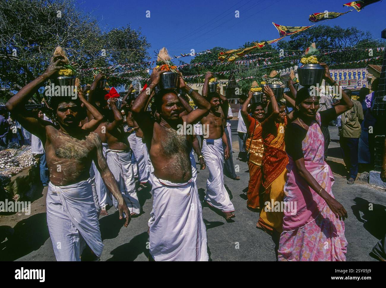 Crowds celebrate religious festival hi-res stock photography and images ...