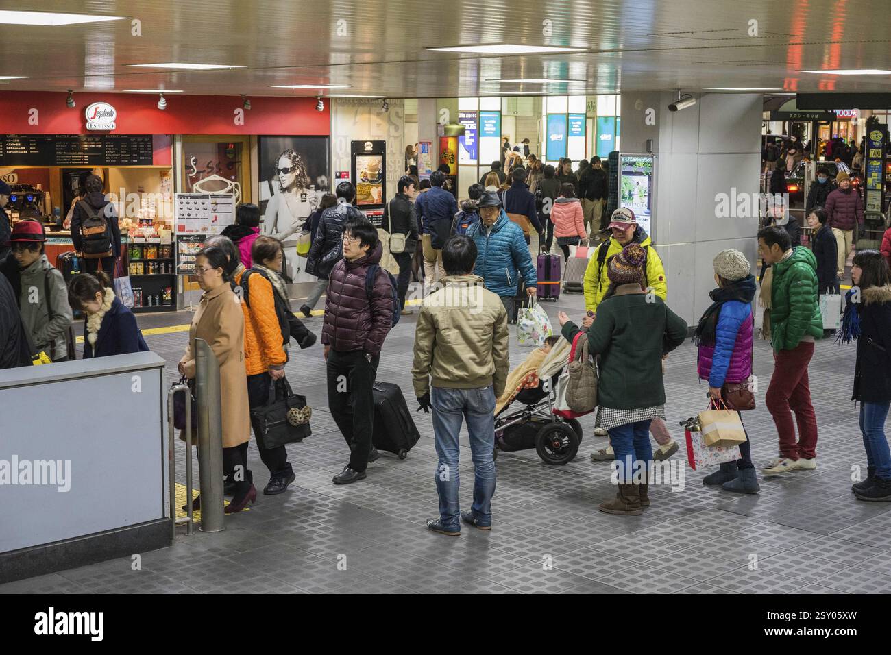 Crowd passengers queue up hi-res stock photography and images - Alamy