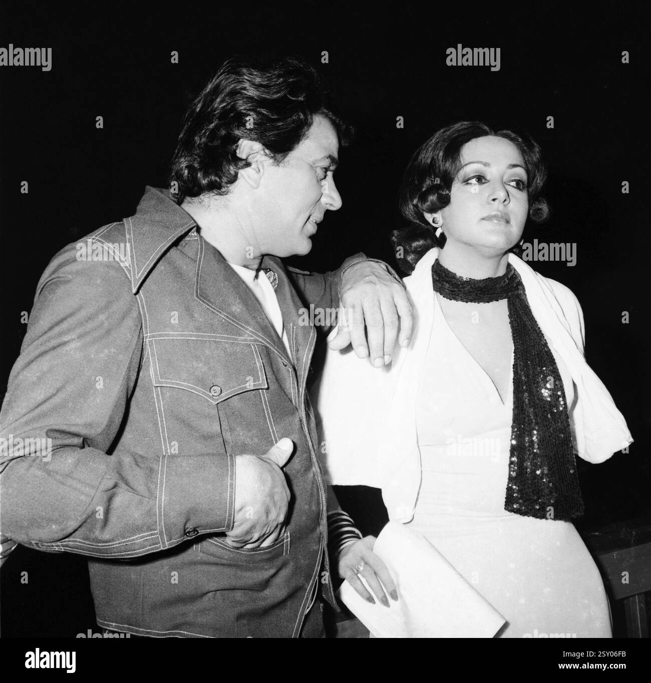 Dharmendra hema malini hi-res stock photography and images - Alamy