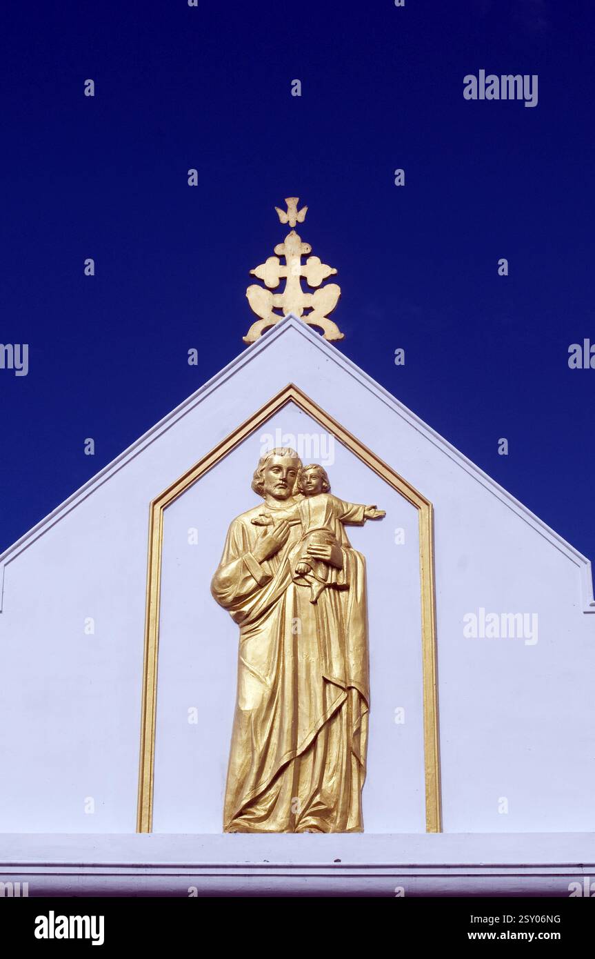 Golden sculpture of the Kalloorkad St Mary's Forane Church Champakulam ...