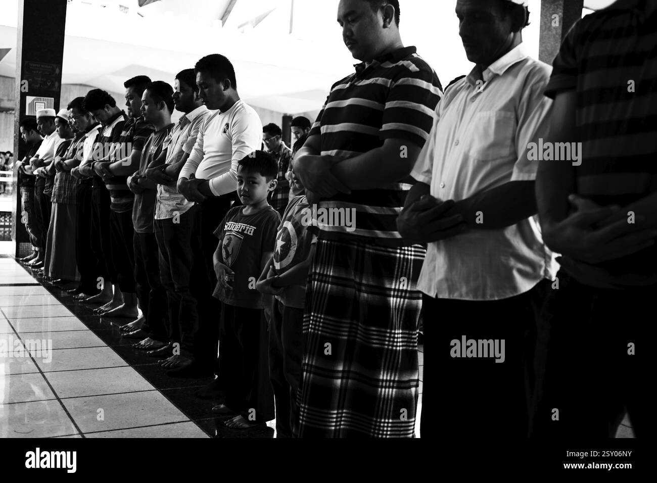 Praying at mosque, kuala, lumpur, malaysia Stock Photo - Alamy