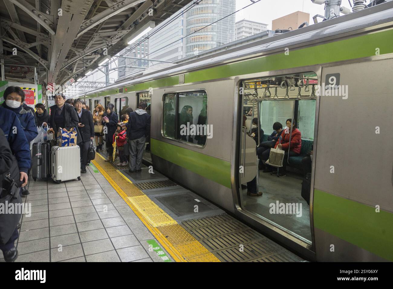 Passengers travel overcrowded train hi-res stock photography and images ...