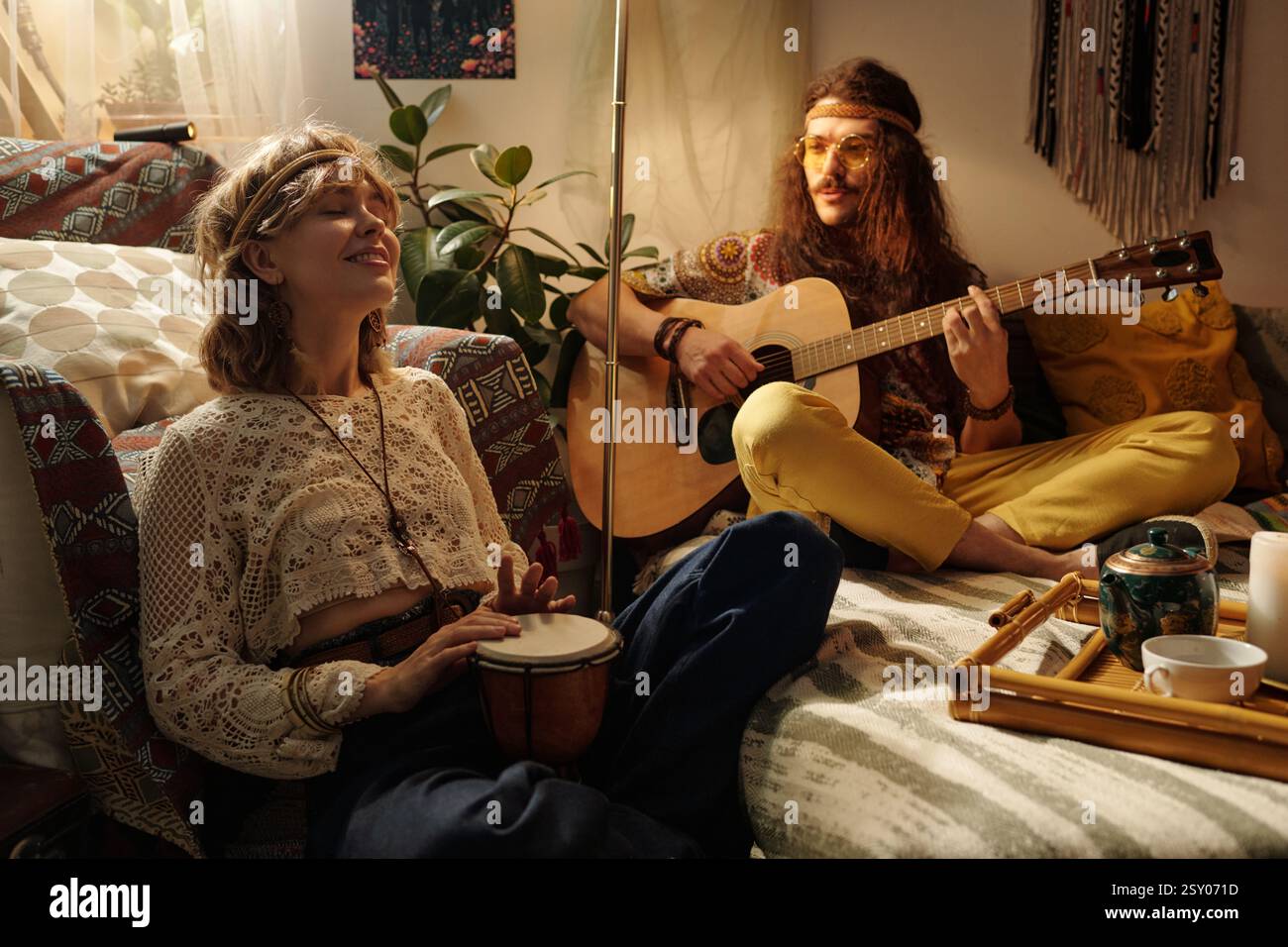 Intimate moment of music hi-res stock photography and images - Alamy