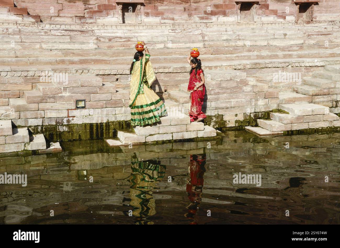 Rajasthani woman with pot toorji ka jhalara, jodhpur, rajasthan, India ...