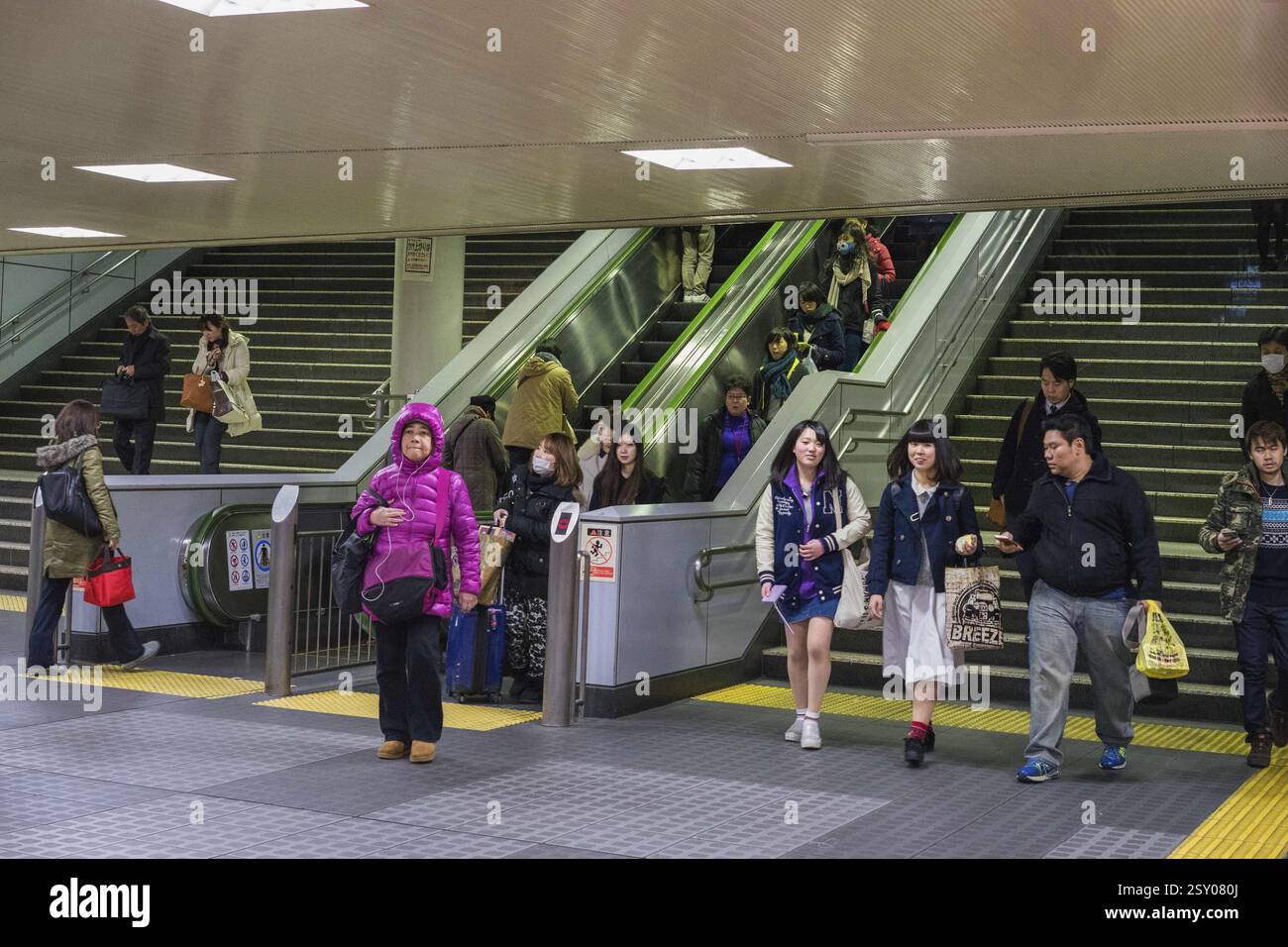 People on escalators at shinagawa station, tokyo, japan Stock Photo - Alamy