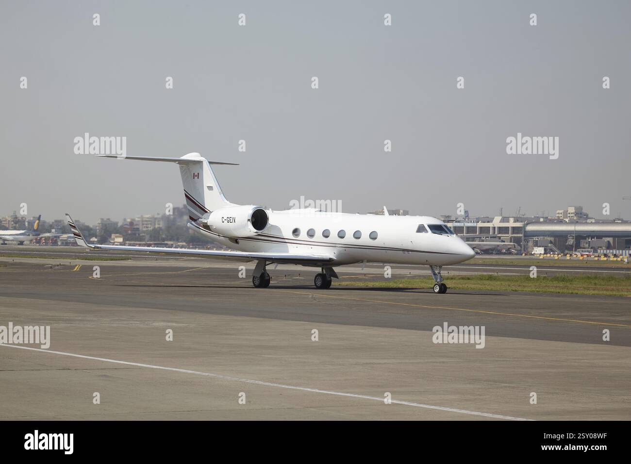 Gulfstream G IV landing at the Mumbai airport Stock Photo - Alamy