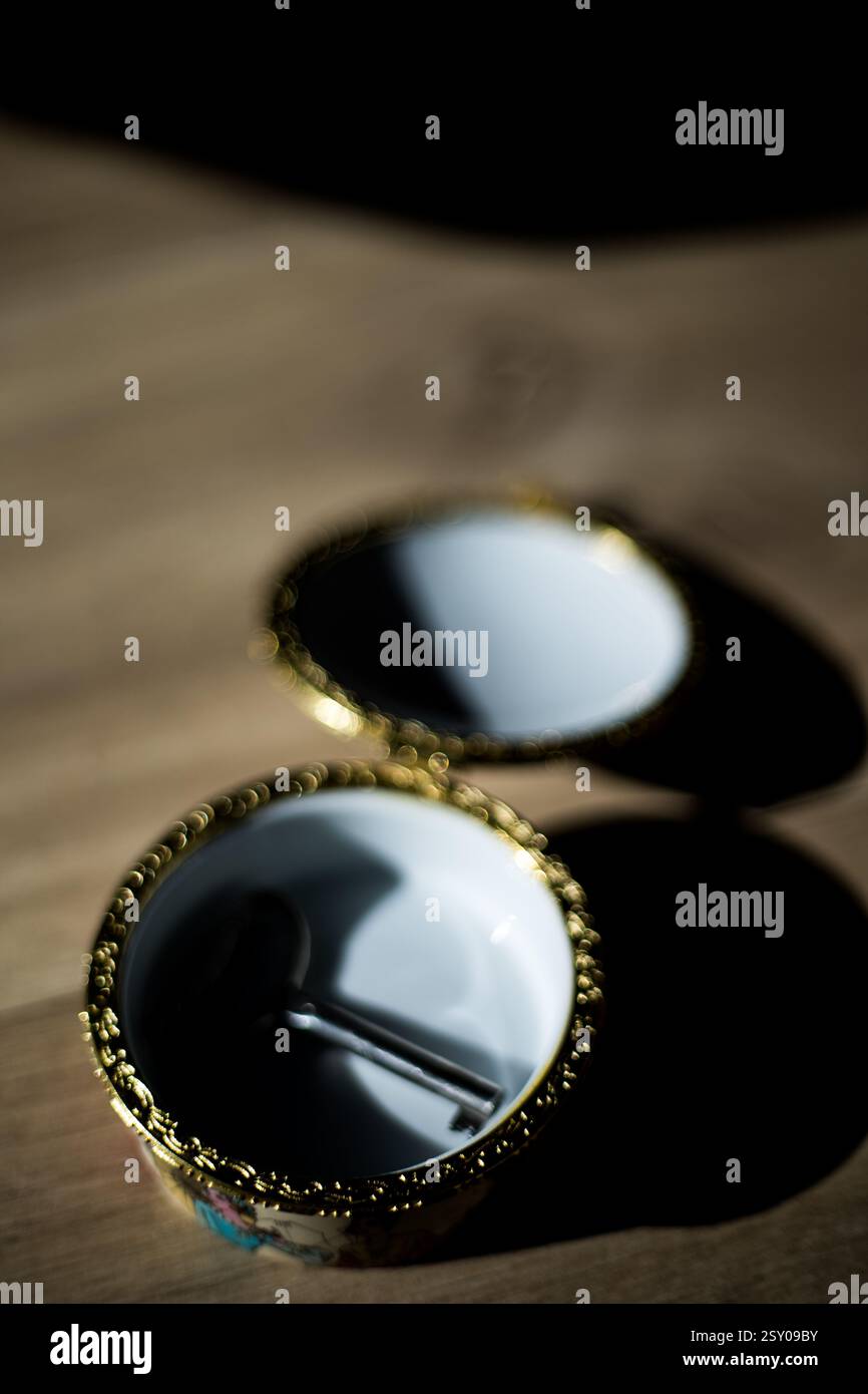 Vintage key inside a little box Stock Photo - Alamy