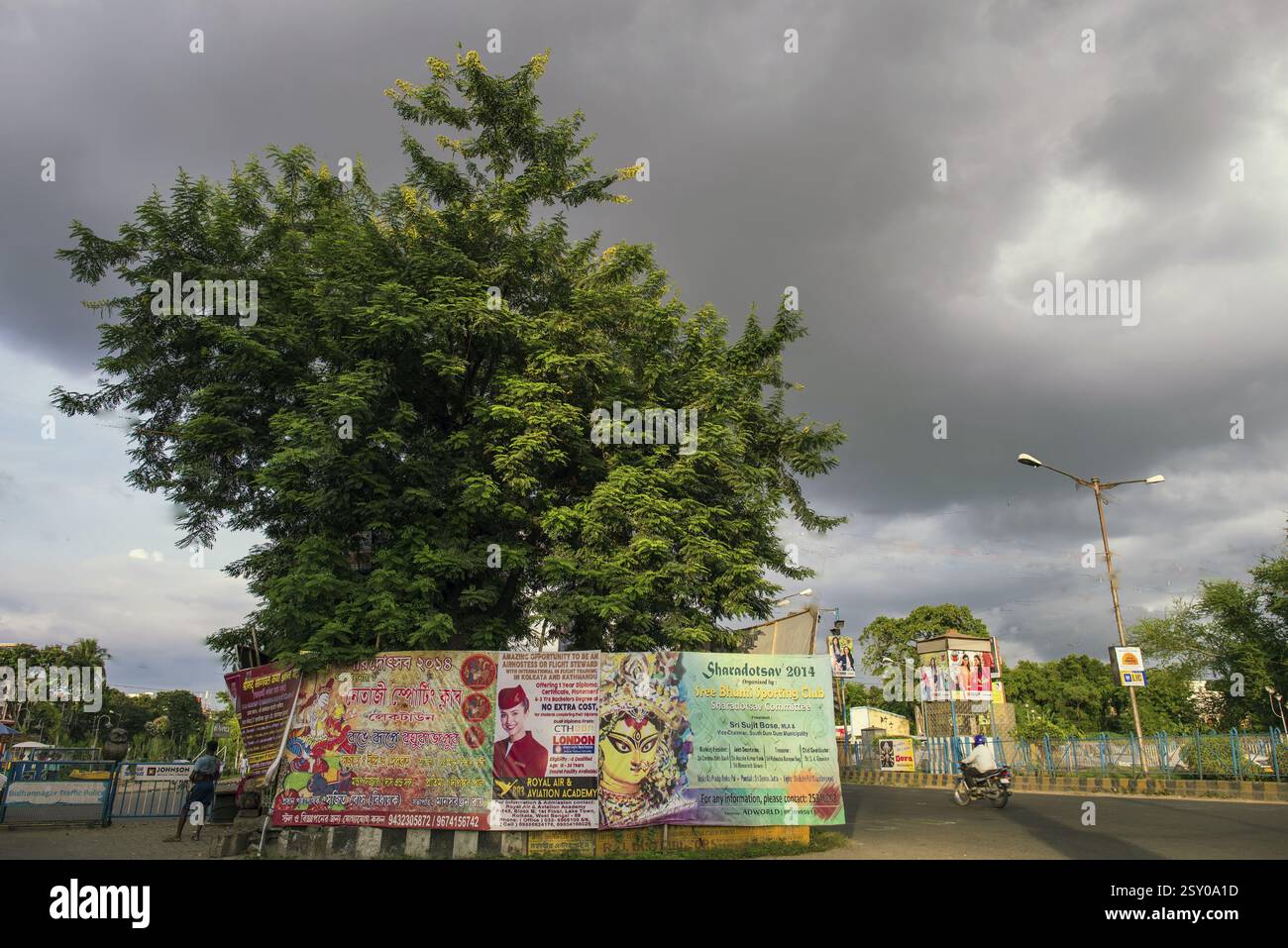 Durga puja ceremony hoarding street hi-res stock photography and images ...