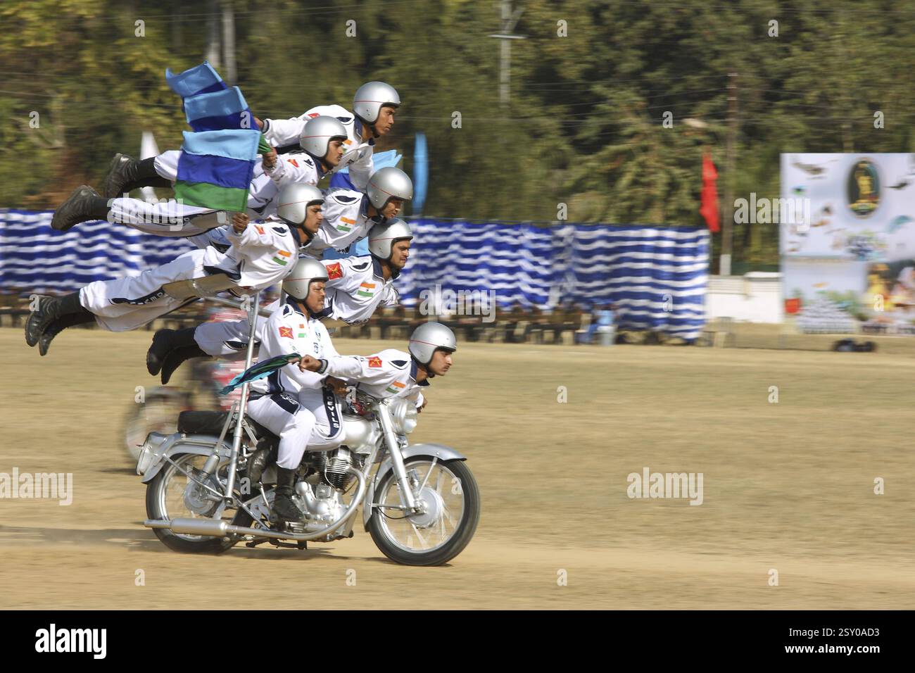 Indian Army performing Synchronised balancing act on motor cycles at ...