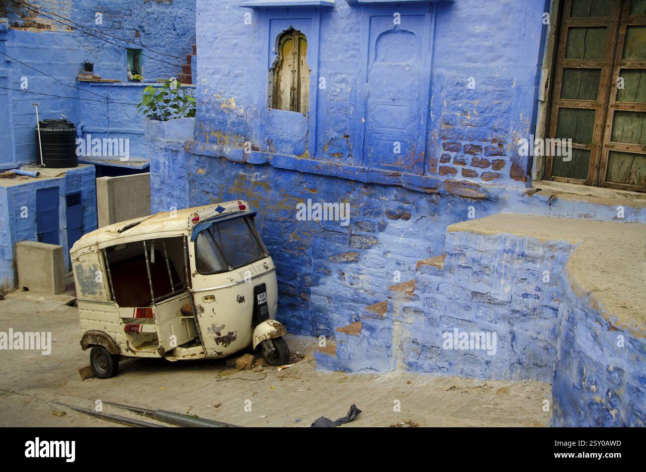 Auto rickshaw in front of blue house, jodhpur, rajasthan, india, asia ...