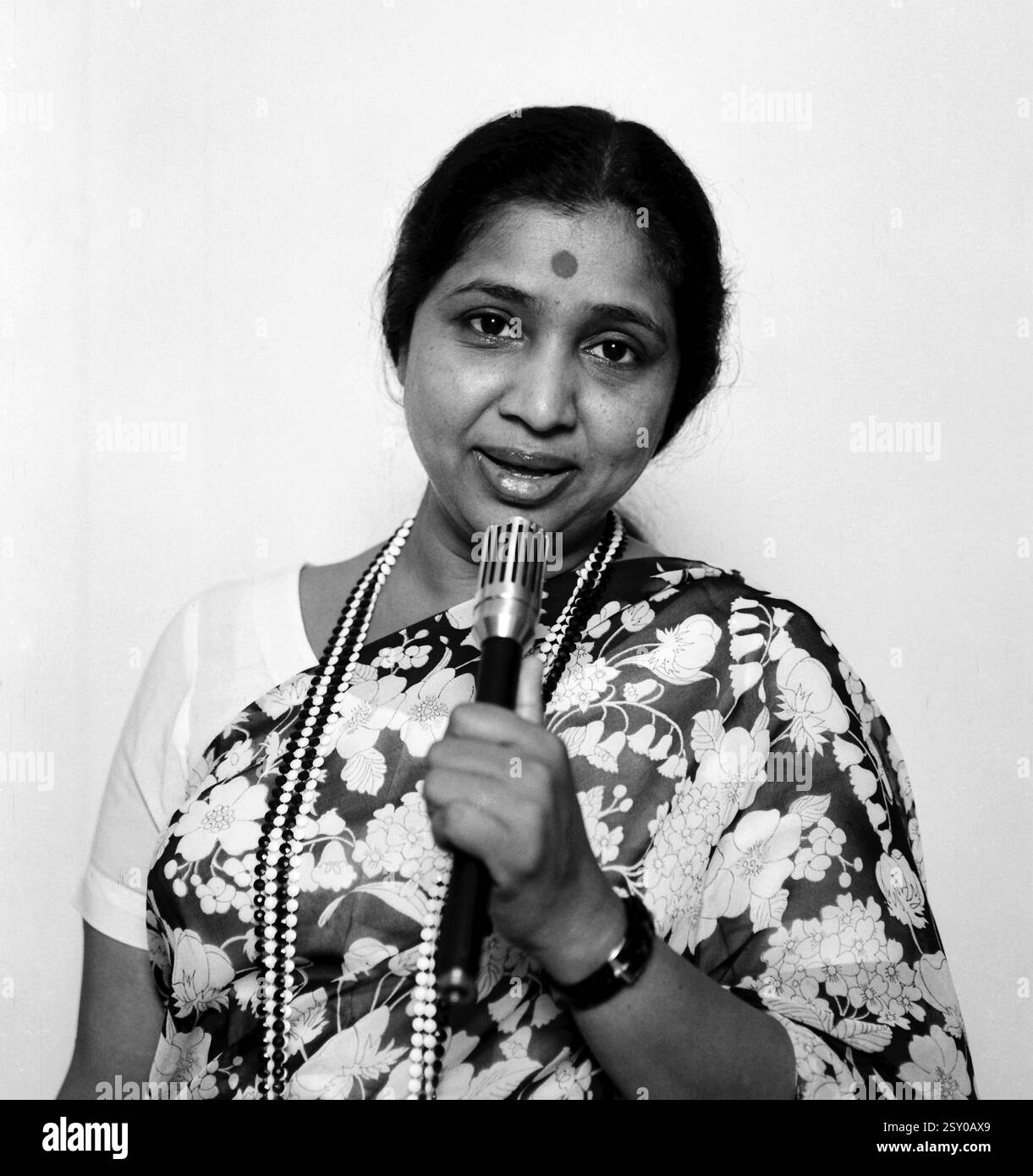 Indian bollywood singer, asha bhosle, mumbai, maharashtra, india, asia ...