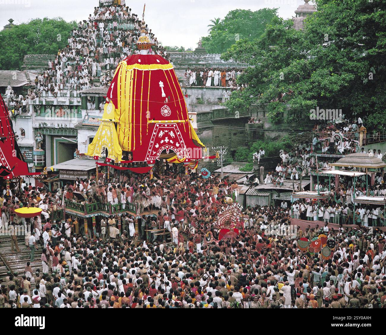 Crowds celebrate religious festival hi-res stock photography and images ...
