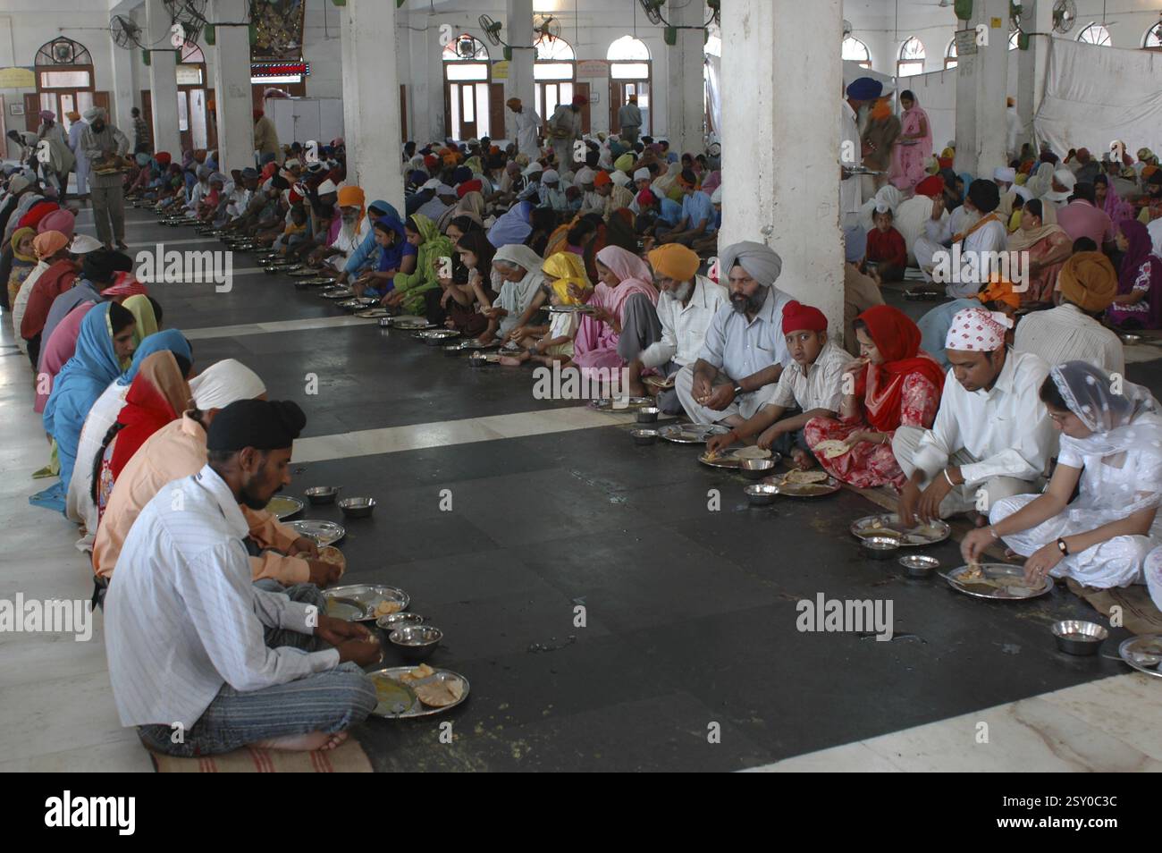 Devotees in guru ka langar, amritsar, punjab, india, asia Stock Photo ...