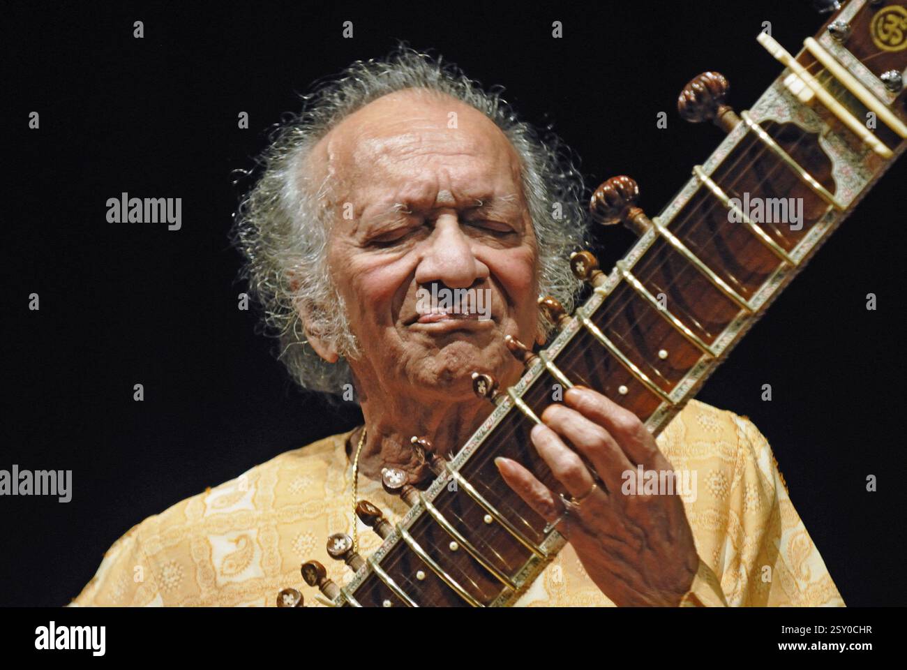 Pandit ravi shankar indian classical music maestro, Bombay, Mumbai, Maharashtra, India NOMR ...