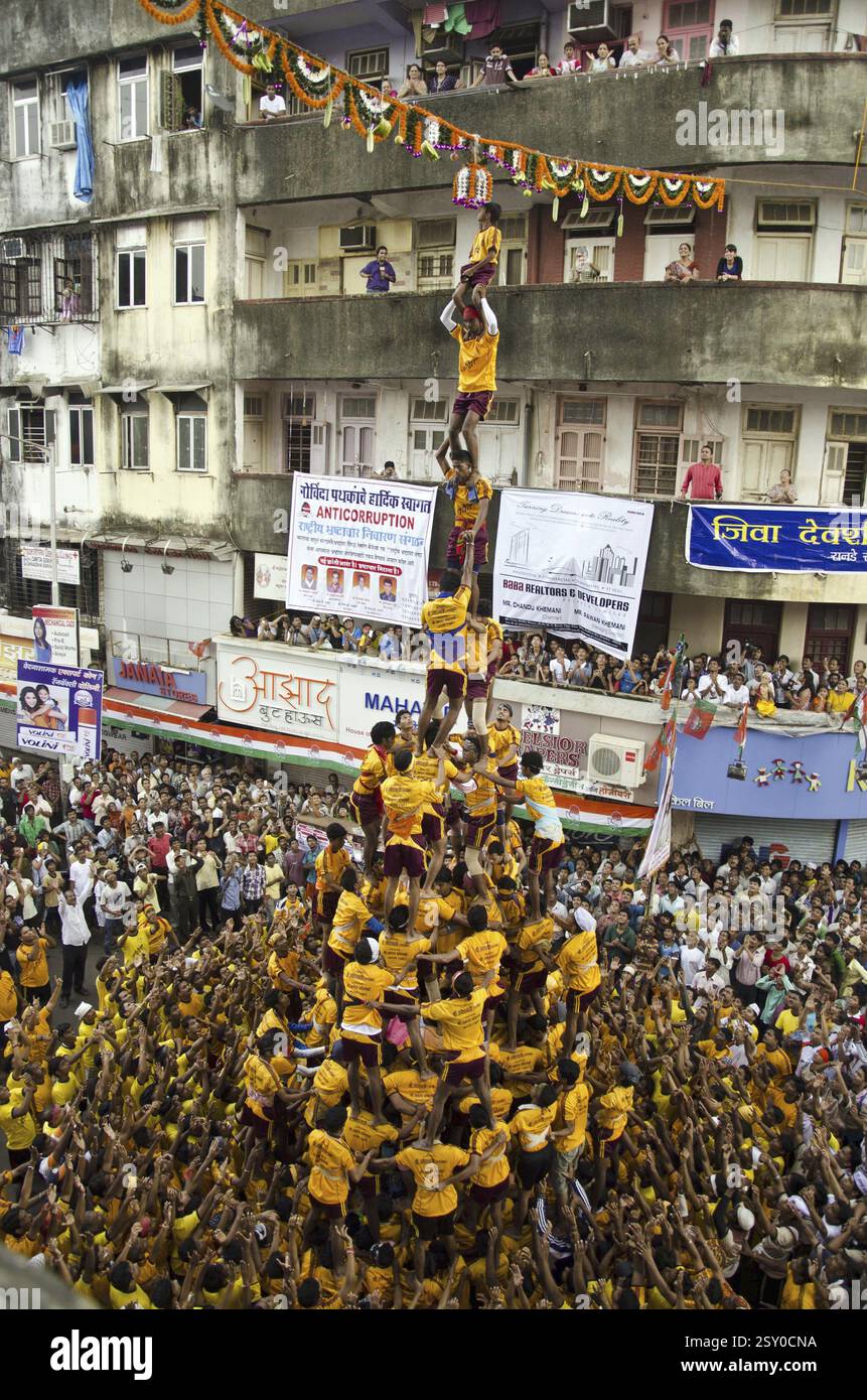 Pyramid break dahi handi matki hi-res stock photography and images - Alamy