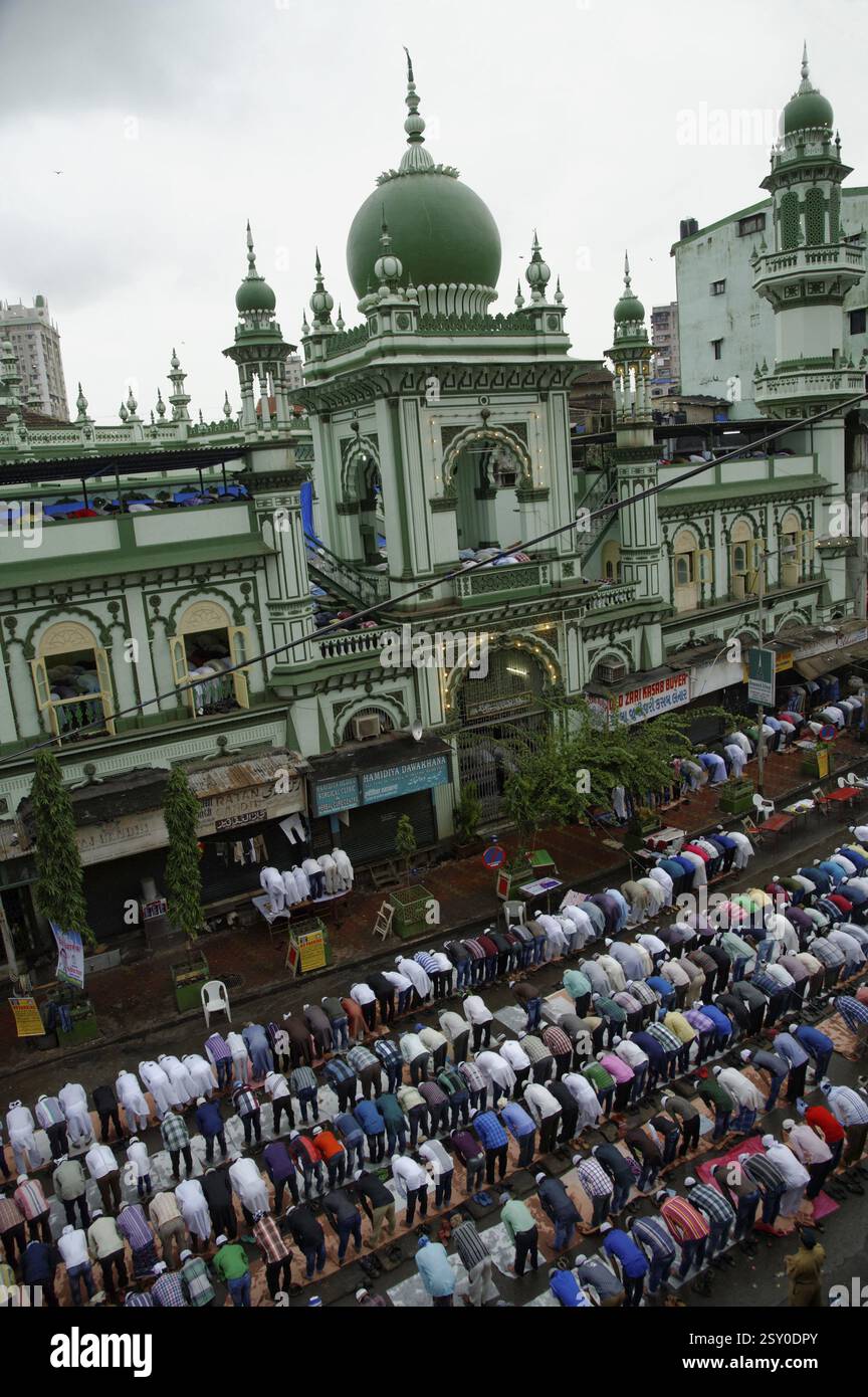 Namaz by Muslim Community on Occasion of Eid Ul Fitr Hamidiya Masjid ...