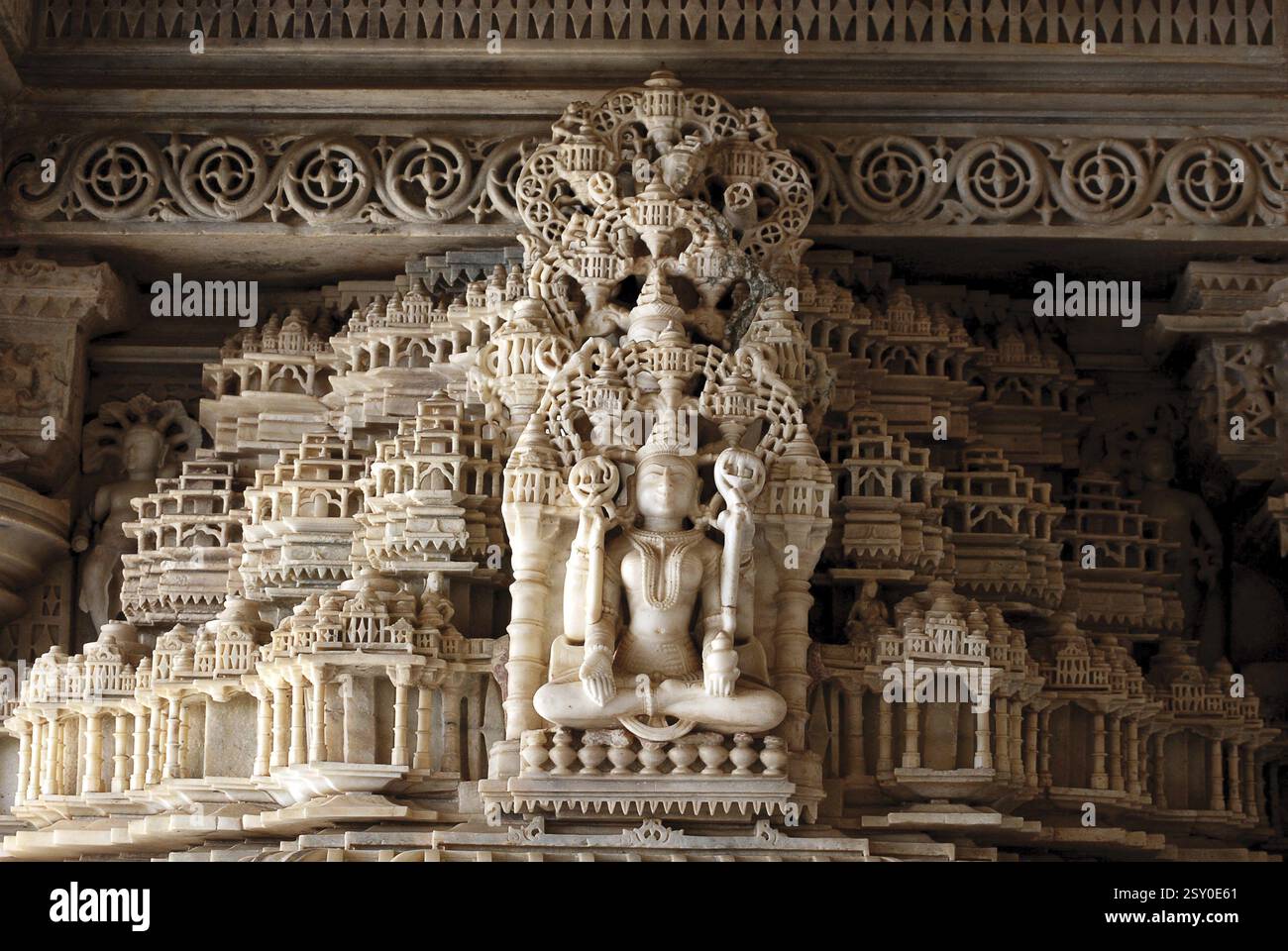 Devrani ki gokhale in dilwara temple, mount abu, rajasthan, india, asia ...