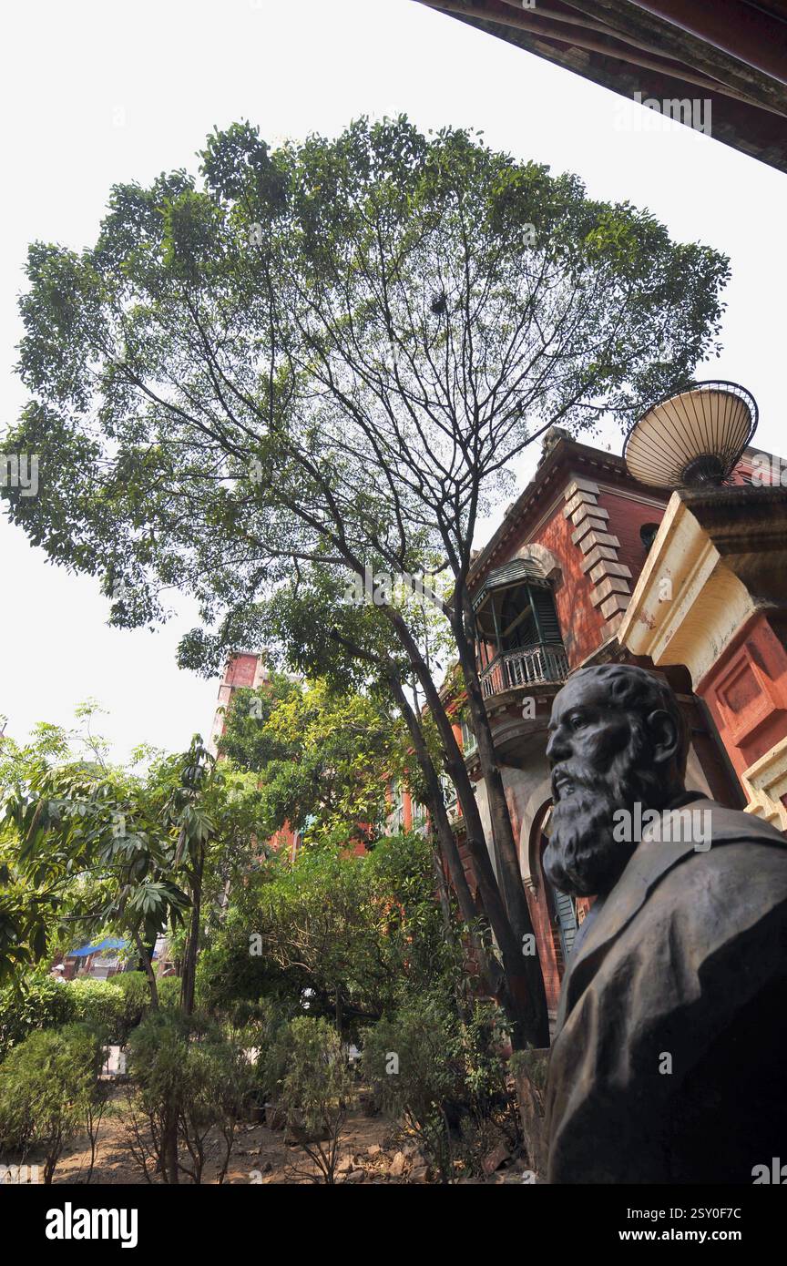 Statue of debendranath tagore in jorasanko thakur bari ancestral house ...