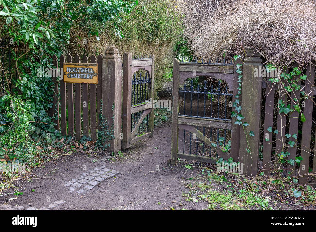 Kenneth grahame headstone hi-res stock photography and images - Alamy