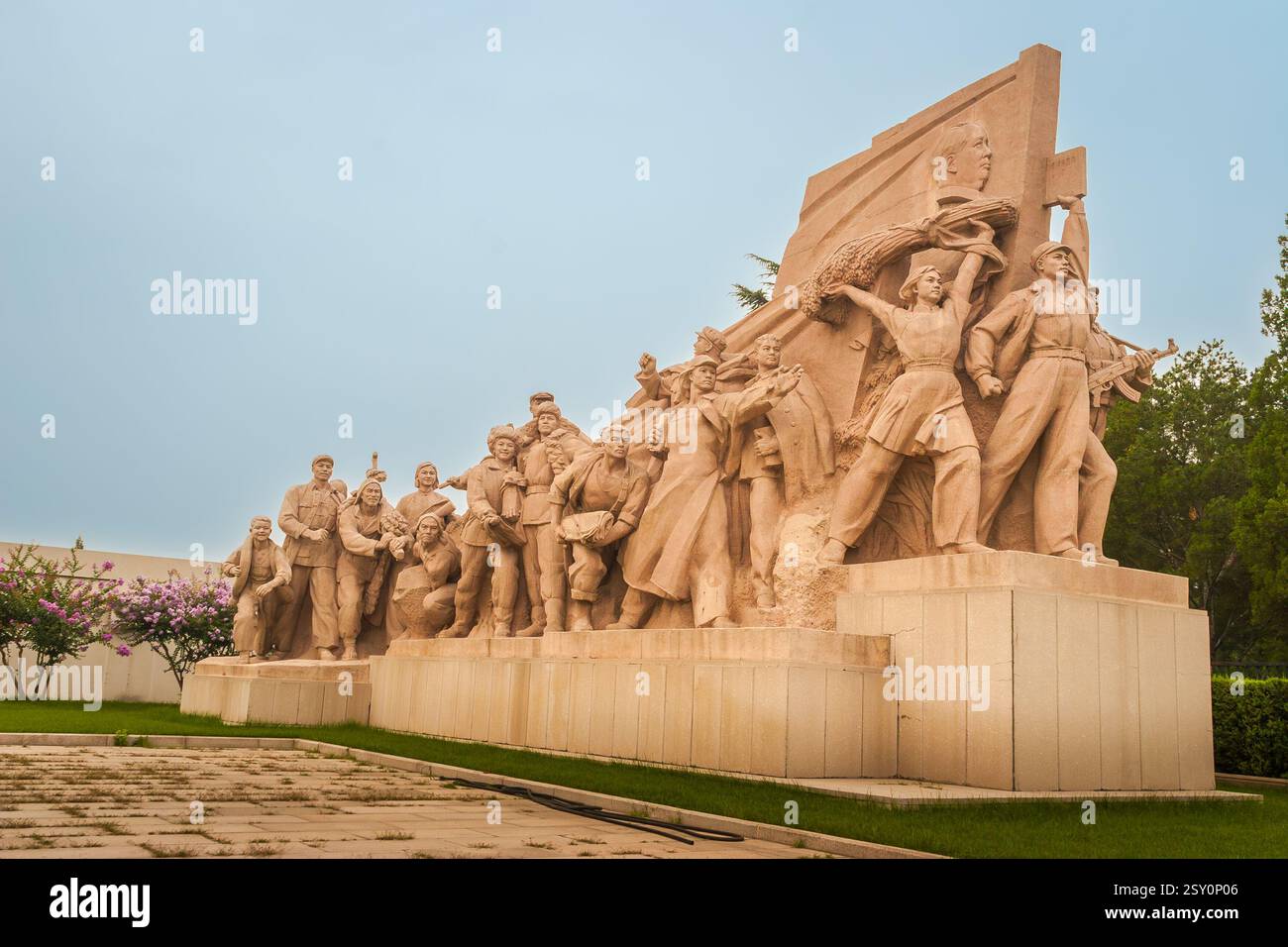 Sculpture in fronmt of Mao Zedong Memorial Hall Stock Photo - Alamy