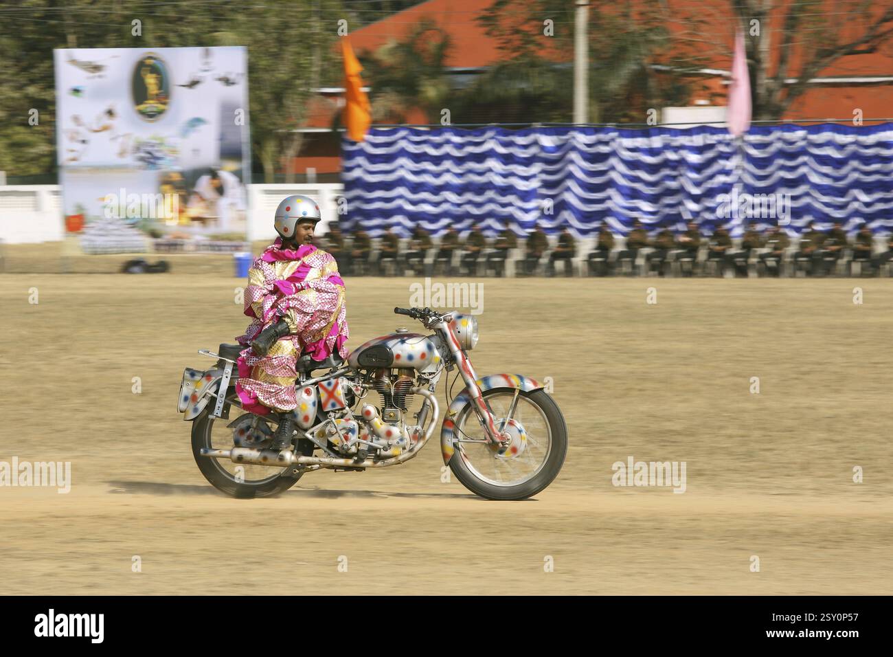 Indian Army performing Synchronised balancing act on motor cycles at ...
