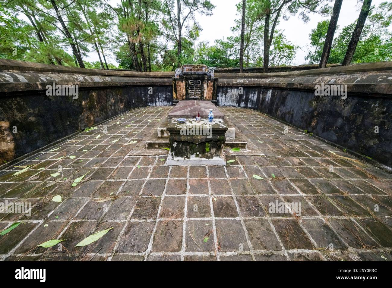 Entrance gate to the tomb of Emperor Tu Duc, Lăng Tự Đức, at Khiem ...