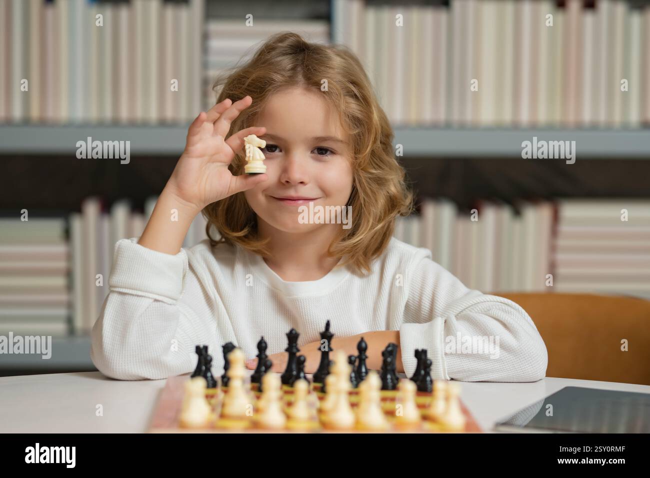 Kids play chess classroom hi-res stock photography and images - Alamy