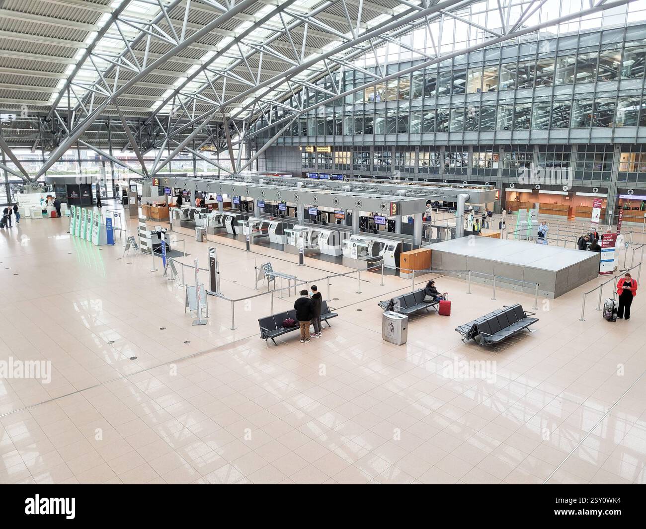 Hamburger Flughafen Hamburg, 26.2..2025 Abflughalle des Terminals 1 im ...