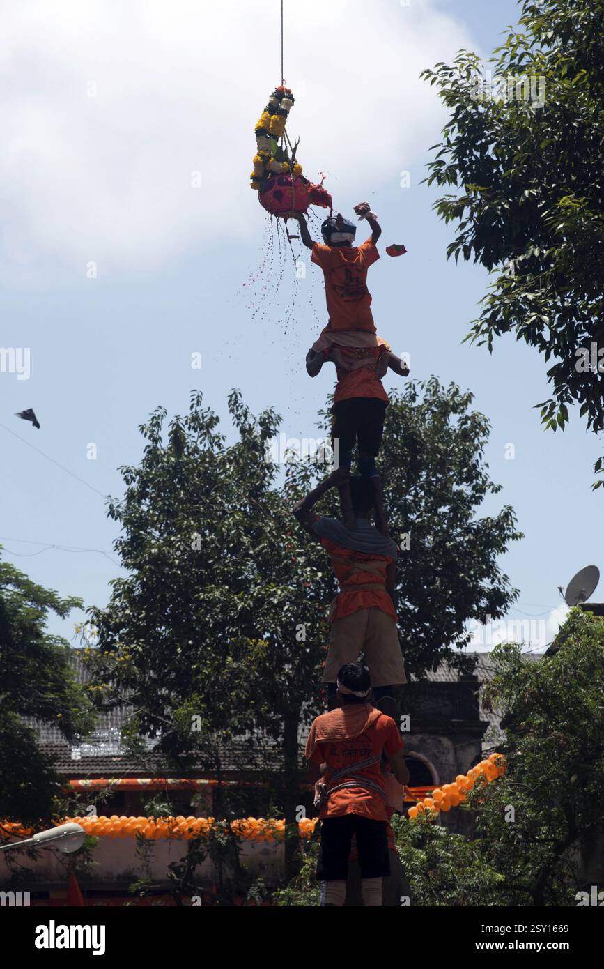 Human pyramid breaking dahi handi, dadar, mumbai, maharashtra, india ...