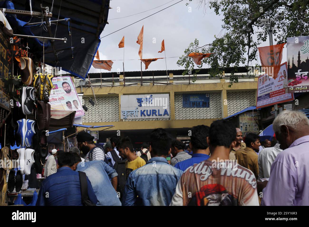 Commuter stations hi-res stock photography and images - Alamy