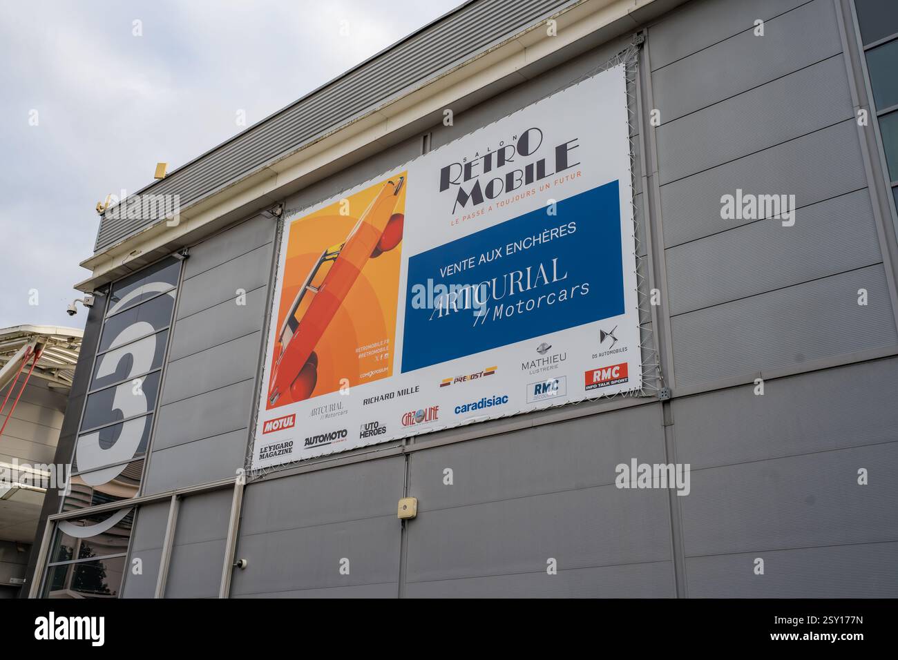 Classic car auction drawing enthusiasts to vibrant Parisian venue Stock ...